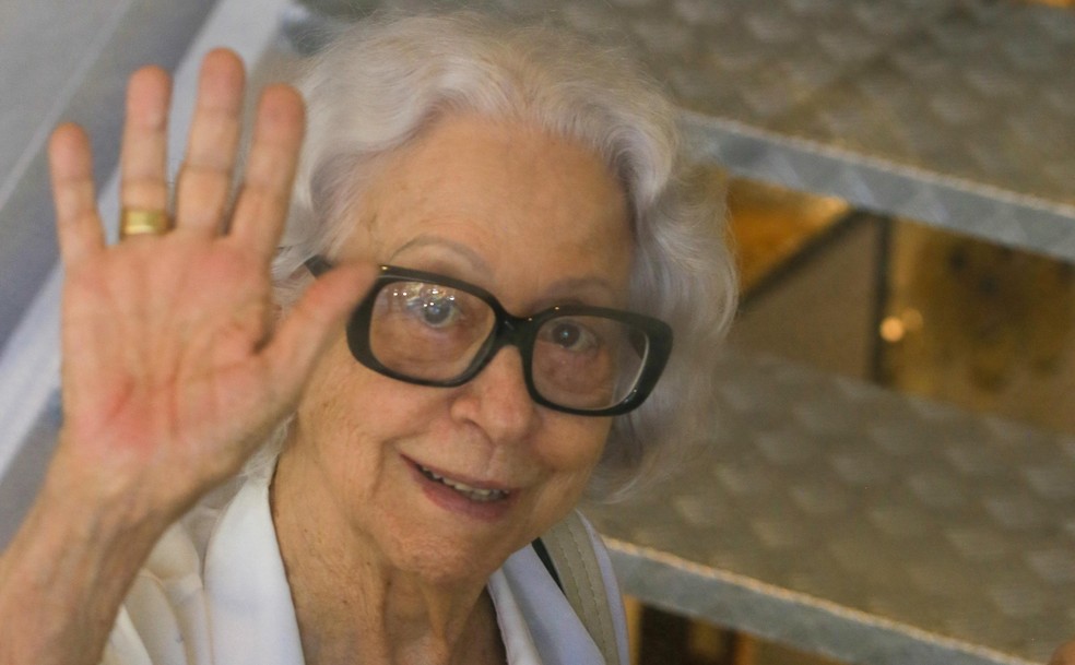 Aos 93 anos, Fernanda Montenegro sorri e dá tchauzinho ao passear em ...