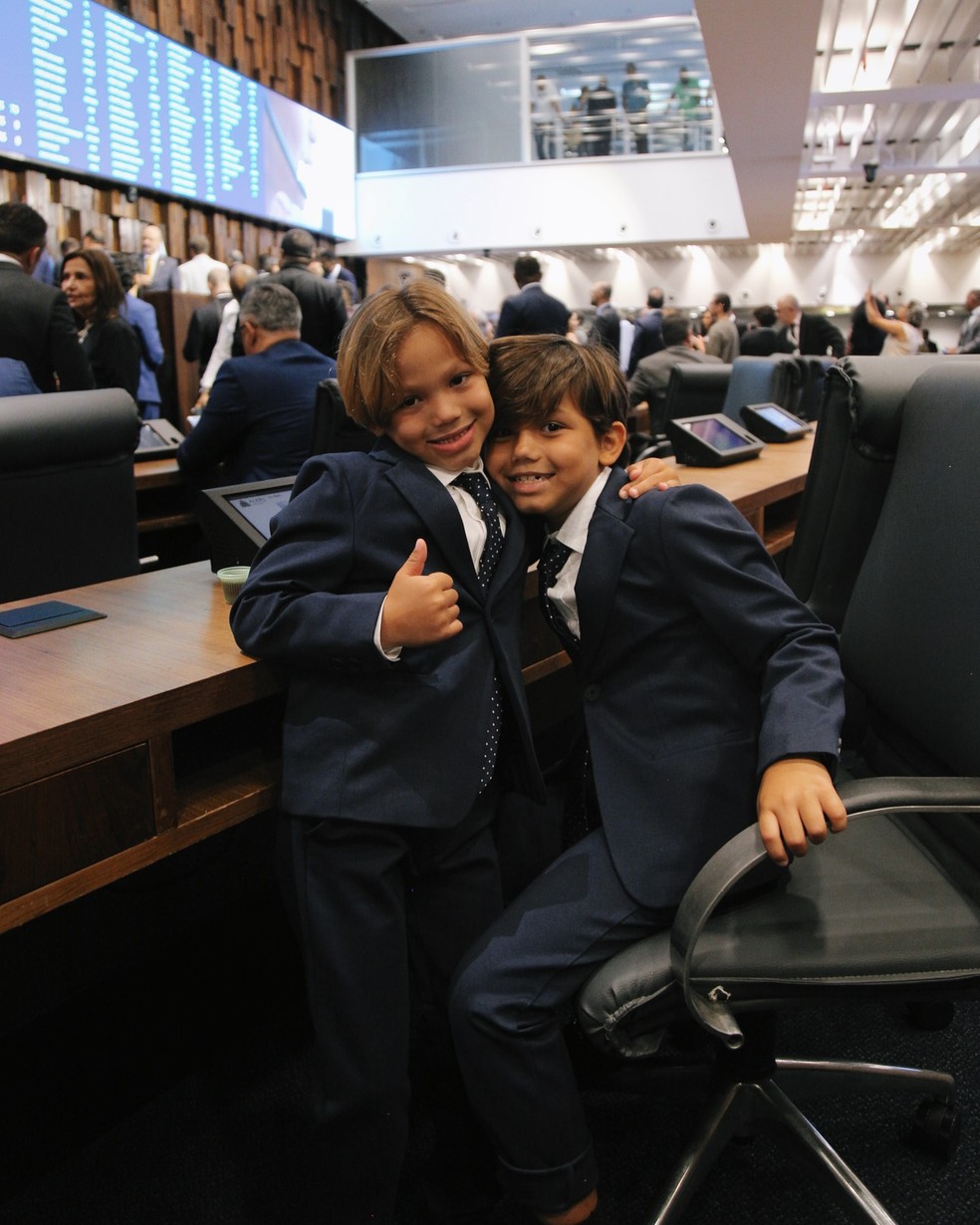 Sarah Poncio leva filhos para a Assembleia Legislativa: 'Vieram ...