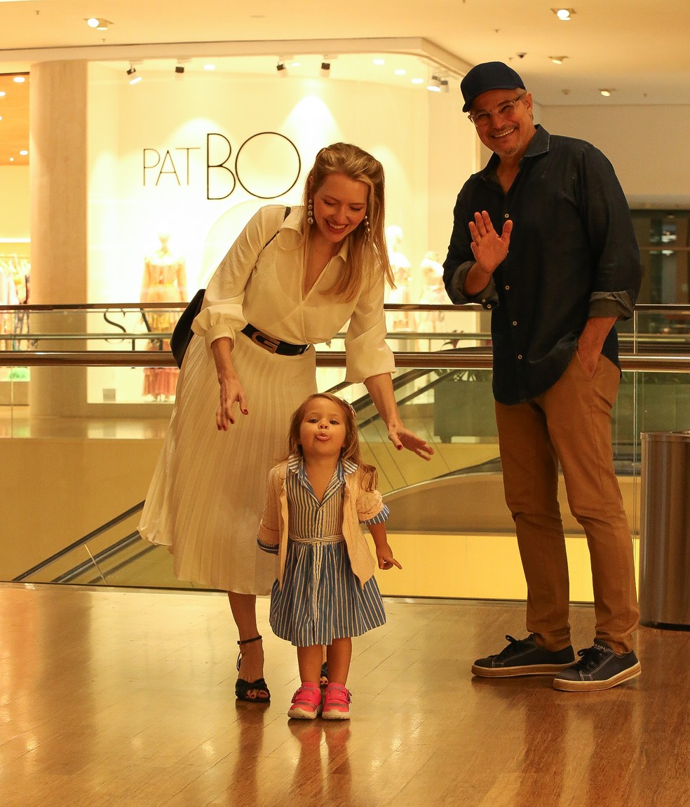 Edson Celulari e Karin Roekpe passeiam com a filhinha no Rio