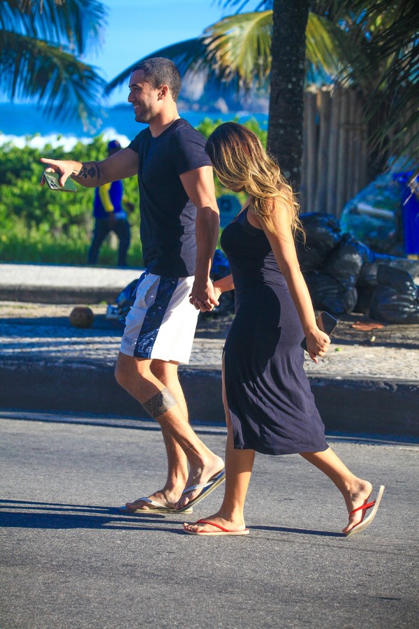 Sorridente, Lexa curte dia de folga passeando com o namorado no Rio