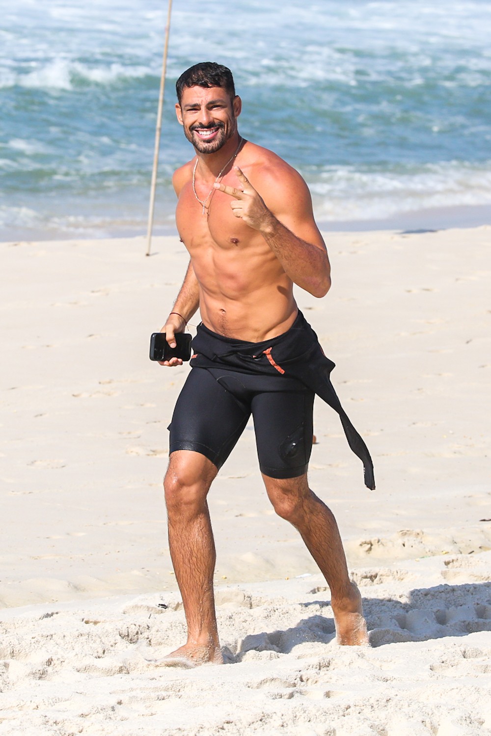 Cauã Reymond mostra o shape e encara ondas em dia de calorão no Rio