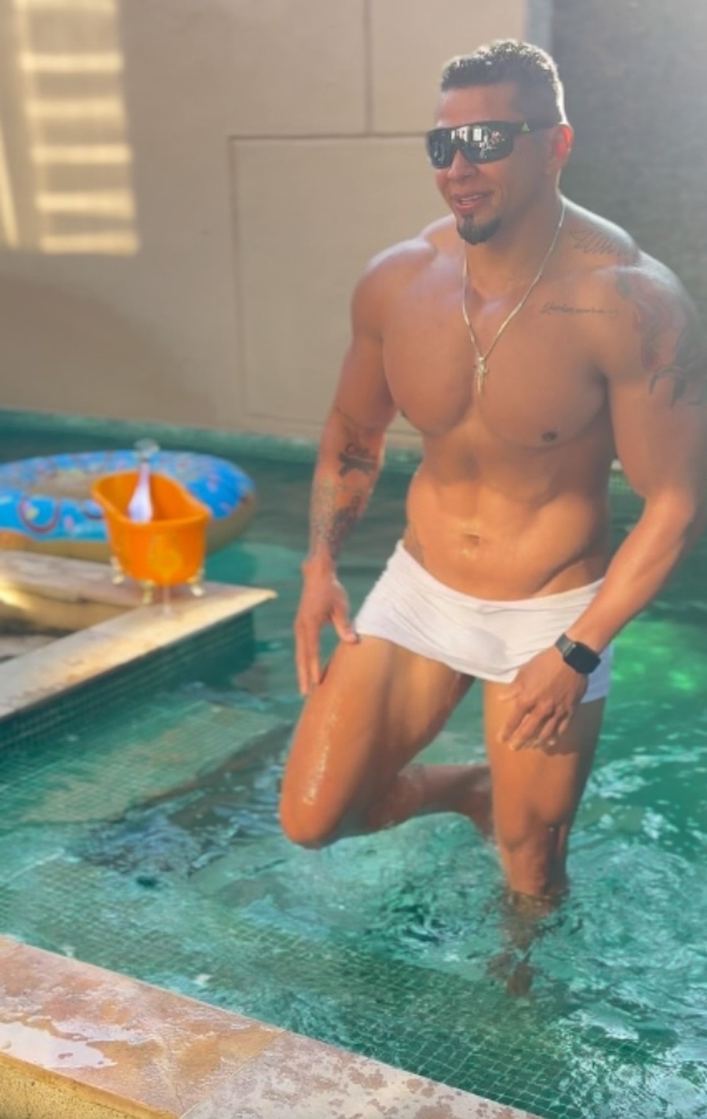 Ex-affair de Gracyanne, Gilson de Oliveira usa sunga branca após cirurgia íntima; vídeo