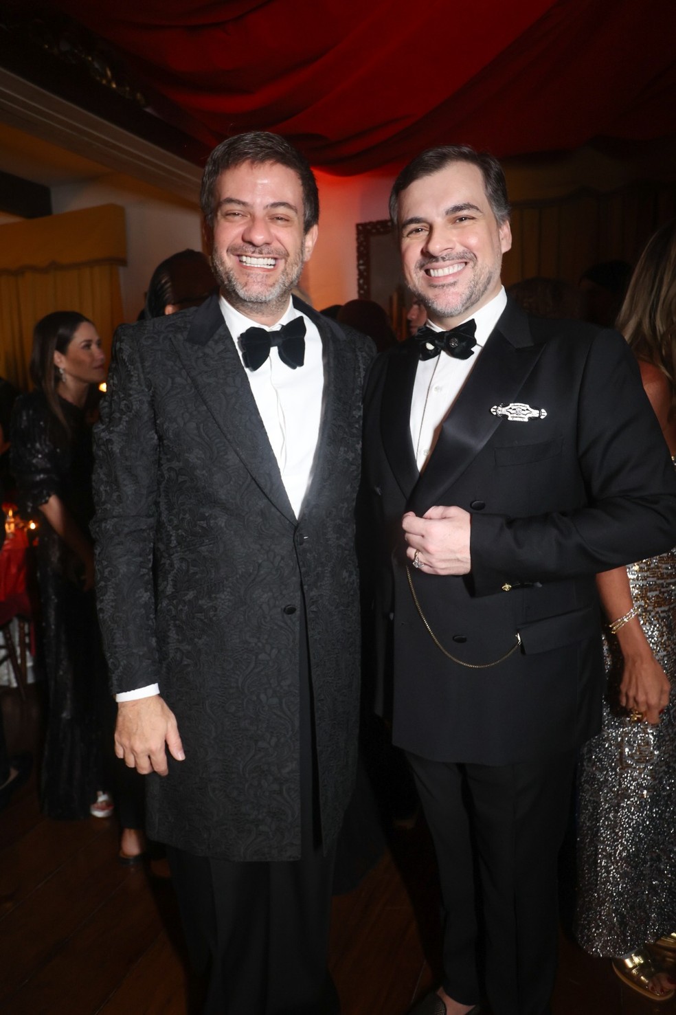 André Ramos reúne amigos famosos em festão de aniversário black tie