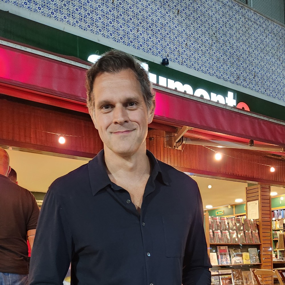 Em aparição rara, Zico faz alegria de fãs e posa para fotos