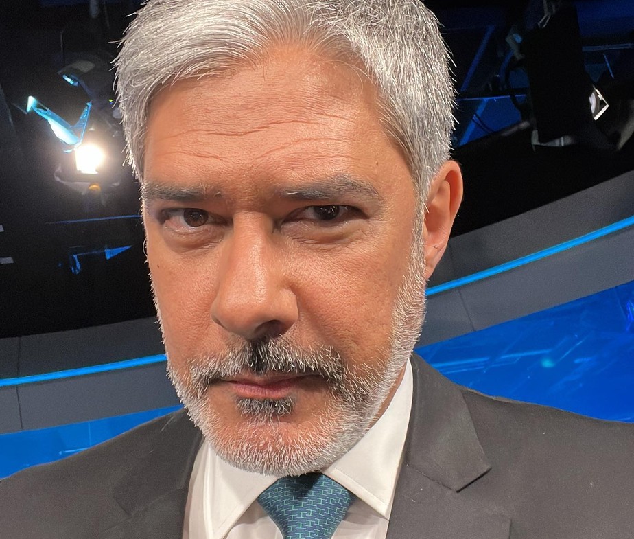 Após memes por abrir lata ao vivo, William Bonner avisa: 'Era água'