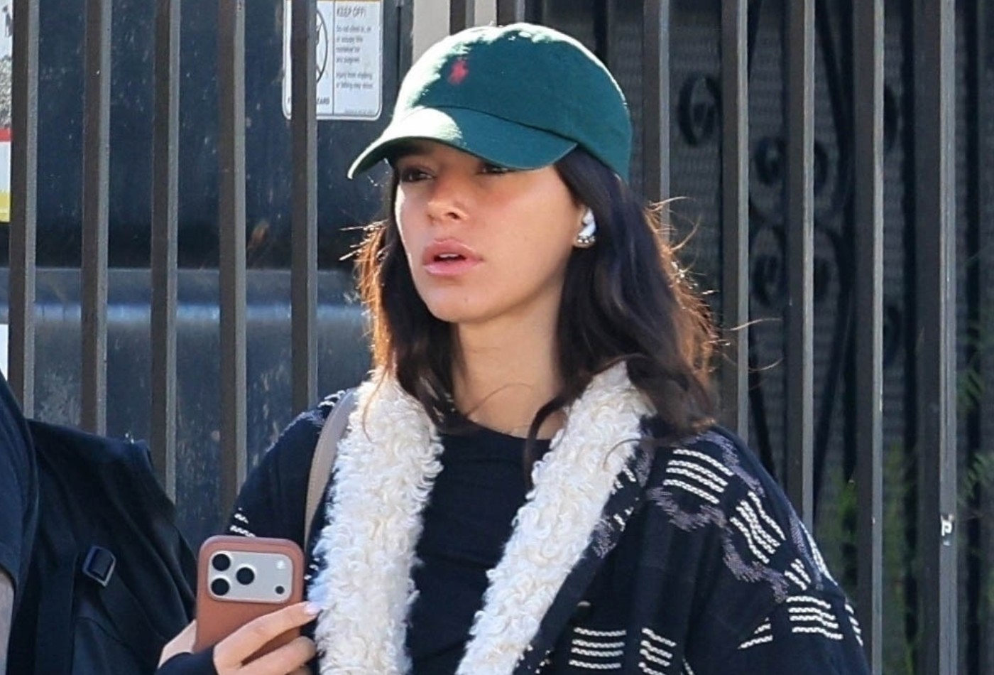 Bruna Marquezine deixa aula de yoga com estilo em Los Angeles