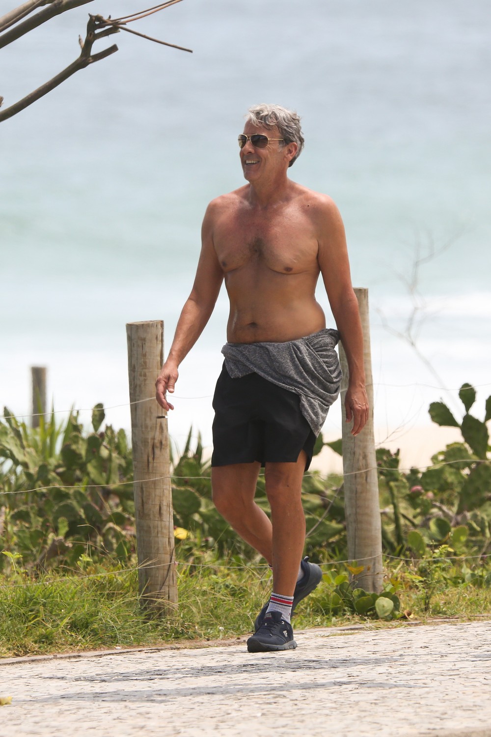 Sorridente Alexandre Borges Caminha Na Orla Do Recreio Dos Bandeirantes