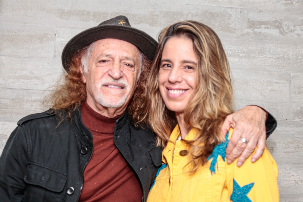 Alceu Valença faz aparição rara com a mulher em lançamento de biografia ...