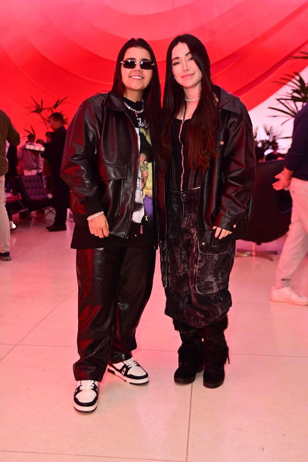 Sertaneja Yasmin Santos e a namorada, Maria Venture, beijam muito em show