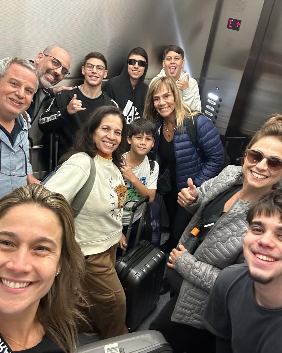 Fernanda Gentil se diverte em parque com a esposa, os filhos e a mãe; vídeos