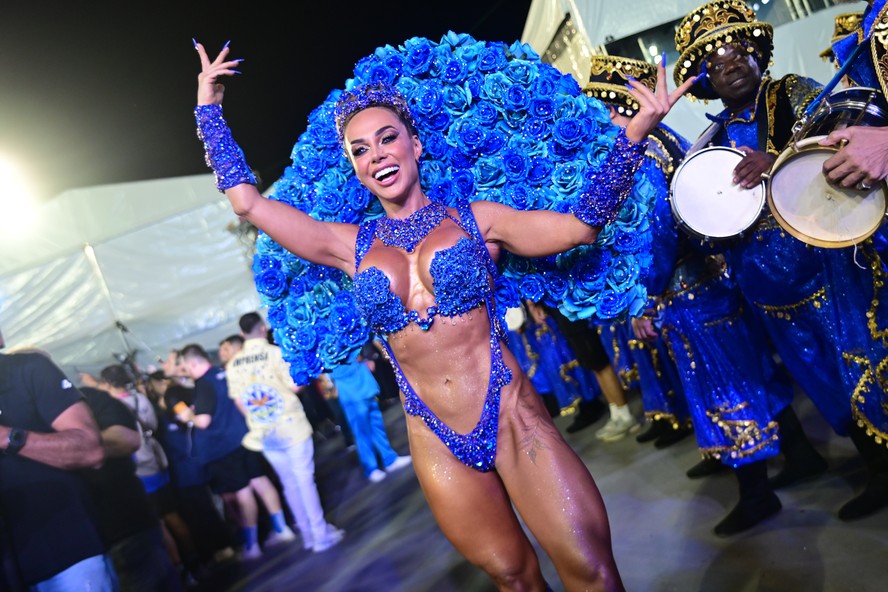 Após superar câncer, Renata Spallicci avalia desfile como rainha de ...