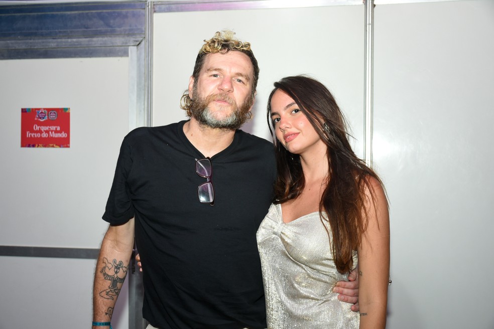 Em aparição rara, Otto e Lavínia Alves trocam beijos em folia no Recife