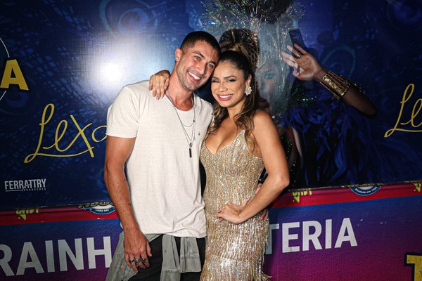 Após dizer em show que não está solteira, Lexa posa em clima íntimo com ...