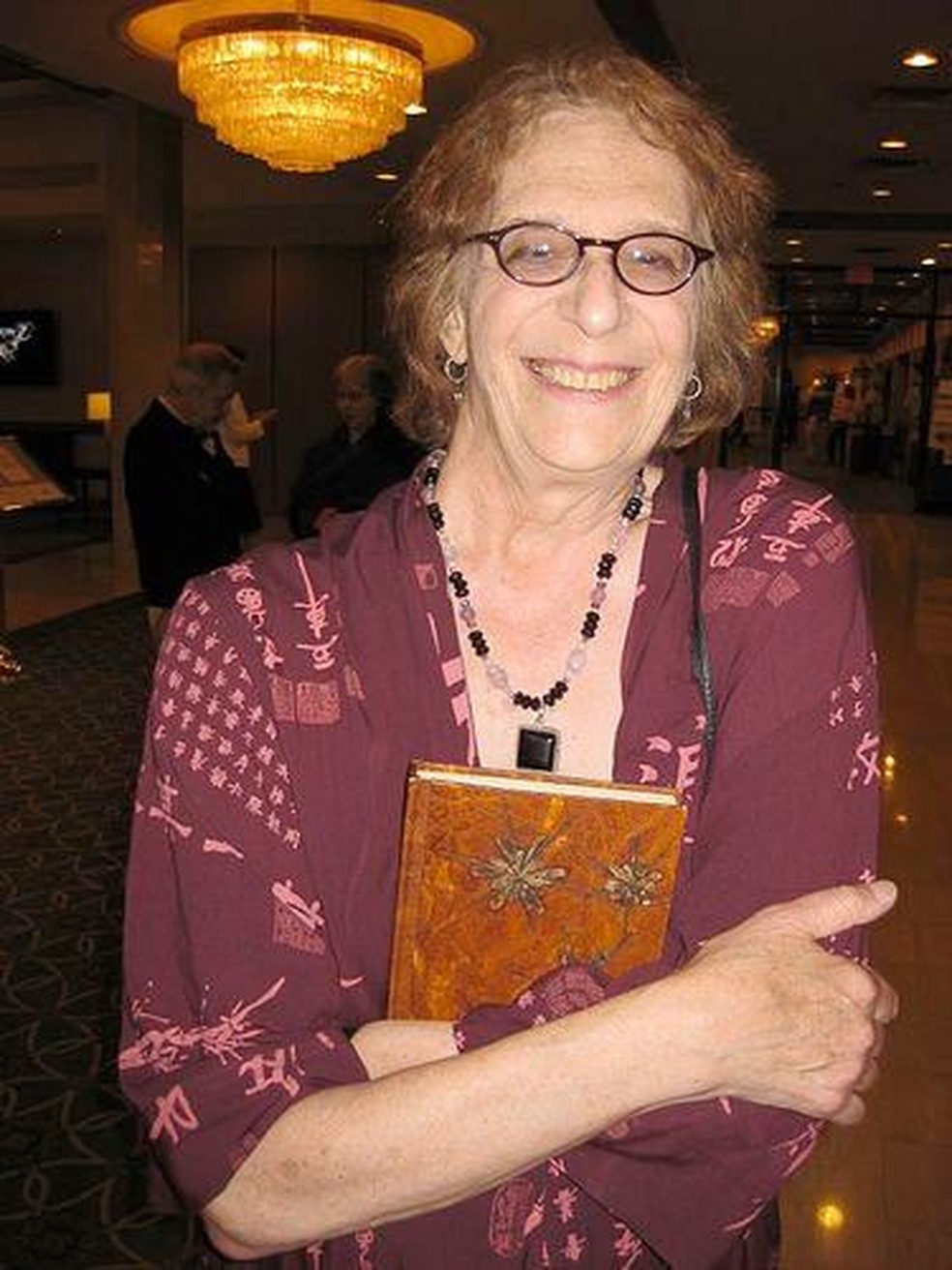 Rachel Pollack, criadora da primeira super-heroína trans da DC e autora ...