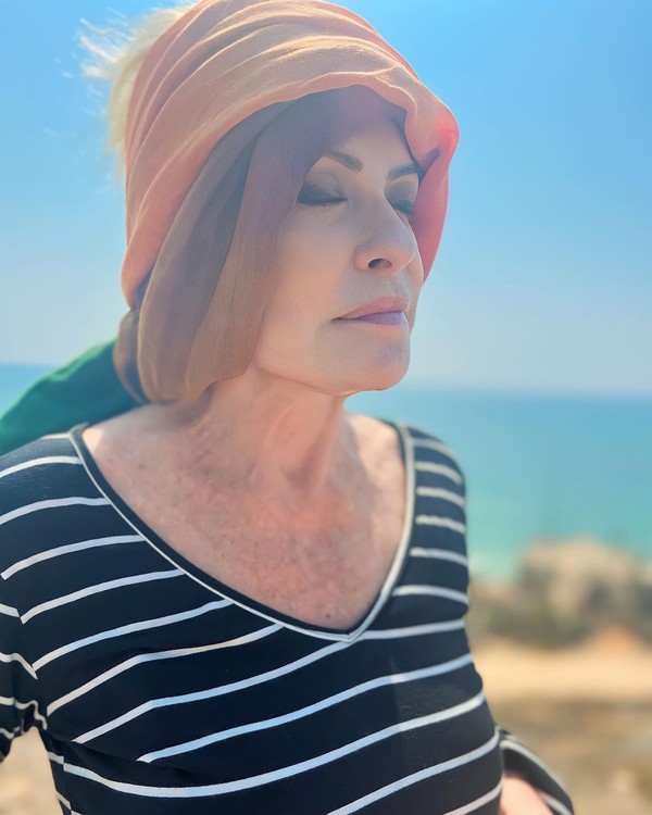 Ana Maria Braga improvisa turbante para curtir brisa do mar em Israel