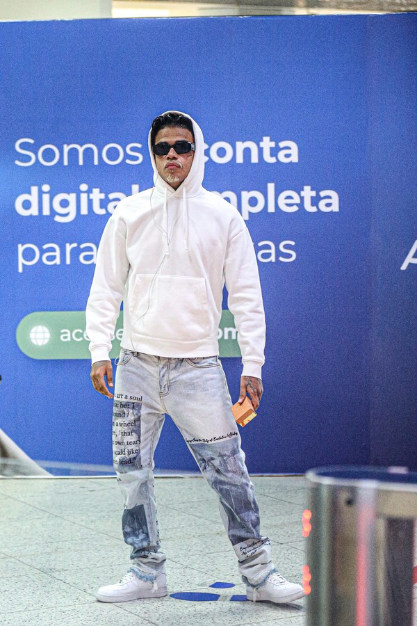 MC Cabelinho e Slipmami embarcam juntos no aeroporto do Rio de Janeiro