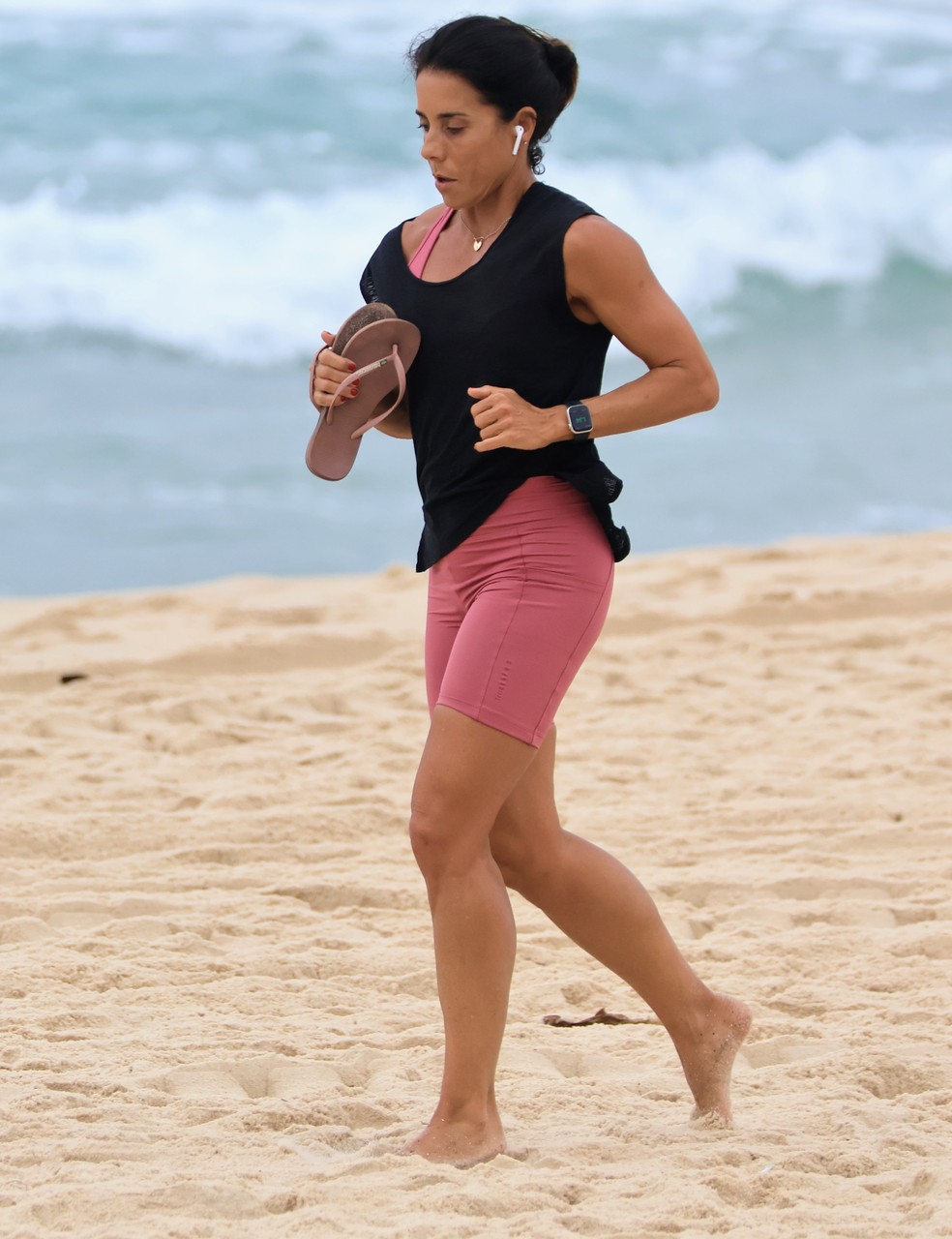 Famosos encaram tempo chuvoso para colocar o treino em dia