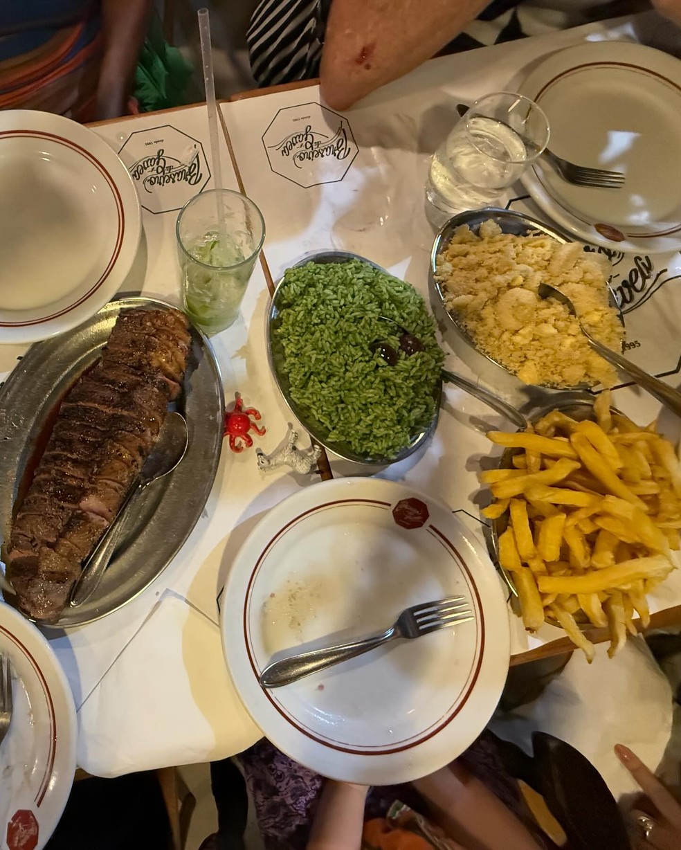 Emily Ratajkowski curte praia no Rio, se declara em português, e ...