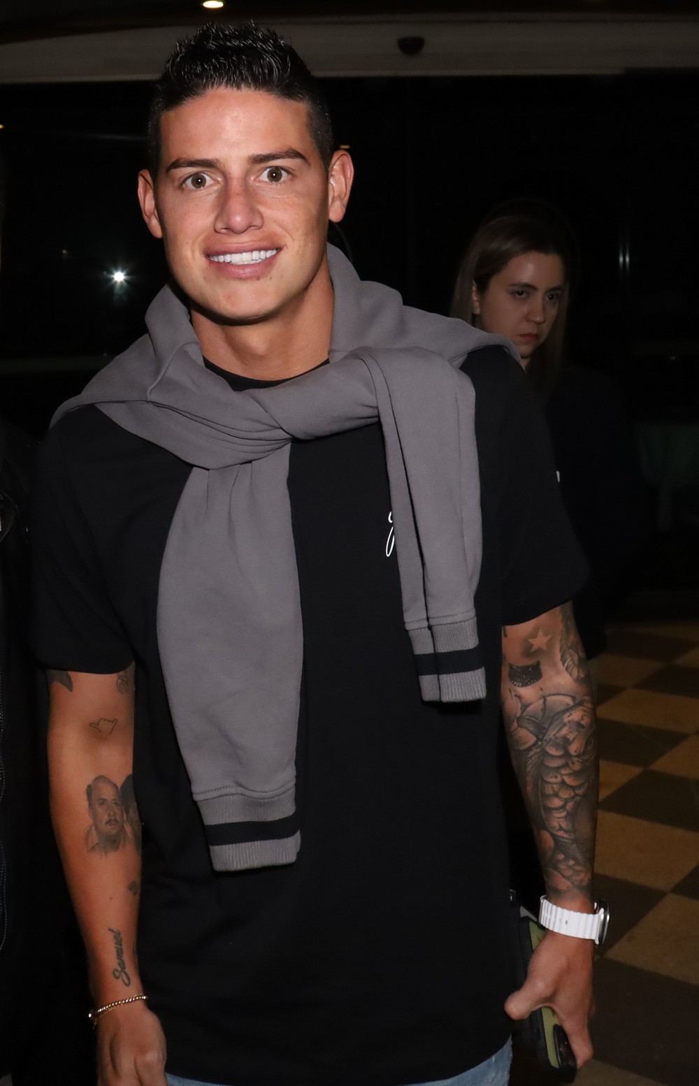 James Rodríguez atende fãs em saída de restaurante