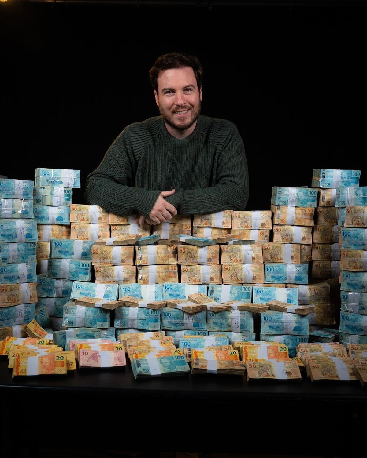 Primo Rico posa com R$ 10 milhões em dinheiro e conta que fez fortuna ...