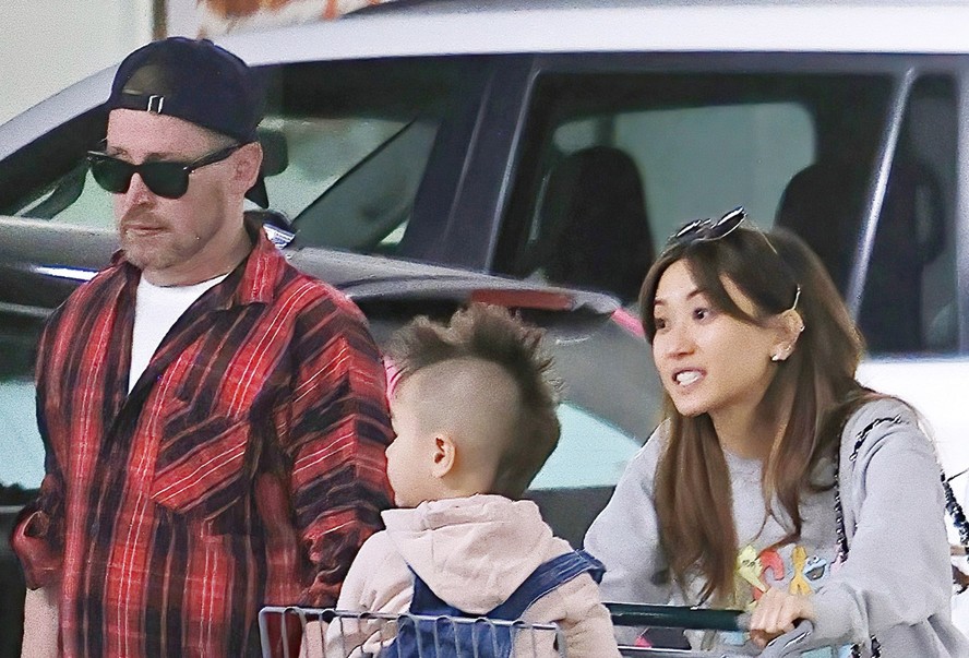 Macaulay Culkin e Brenda Song são clicados durante momento em família ...