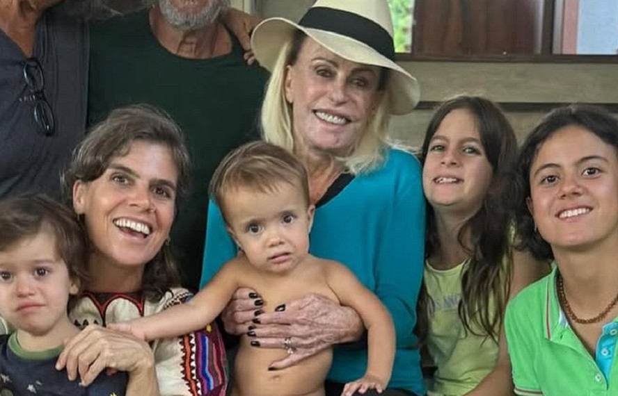 Ana Maria Braga posa com netos e filha em reunião de família