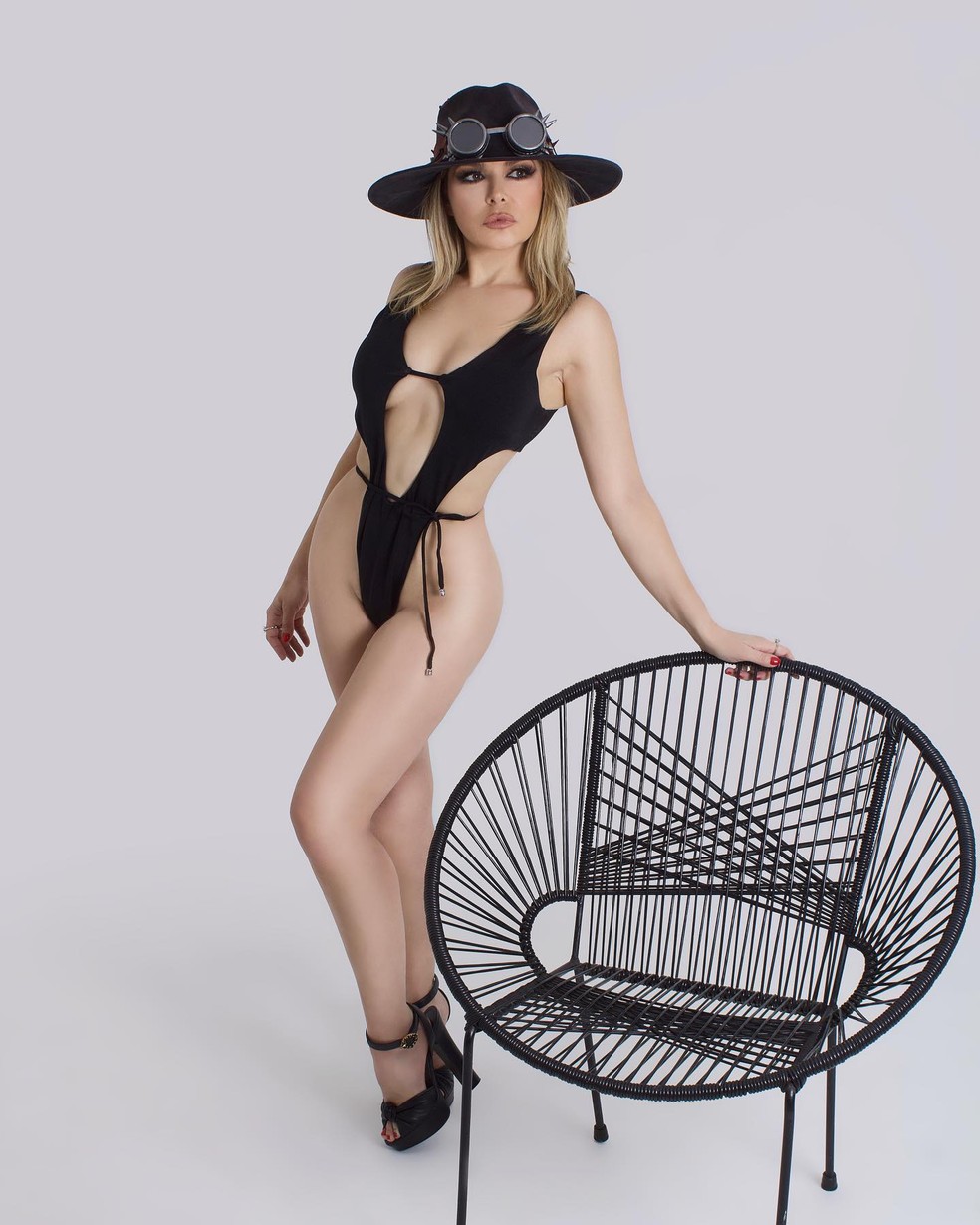 Atriz que viveu vilã Soraya Montenegro ganha elogios ao posar com maiô ...