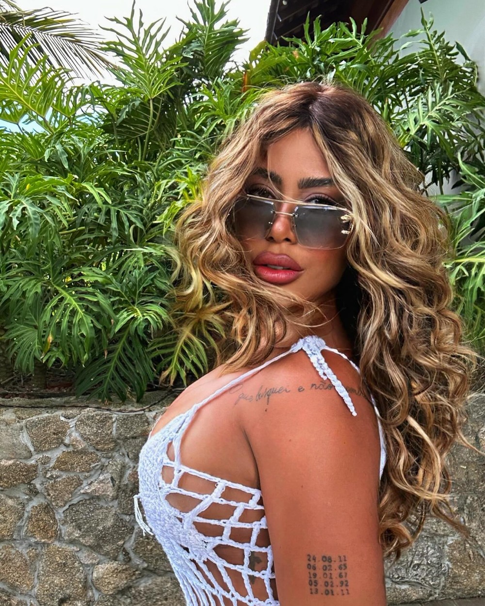 Rafaella Santos curte viagem relaxante e exibe chapéus de praia luxuosos