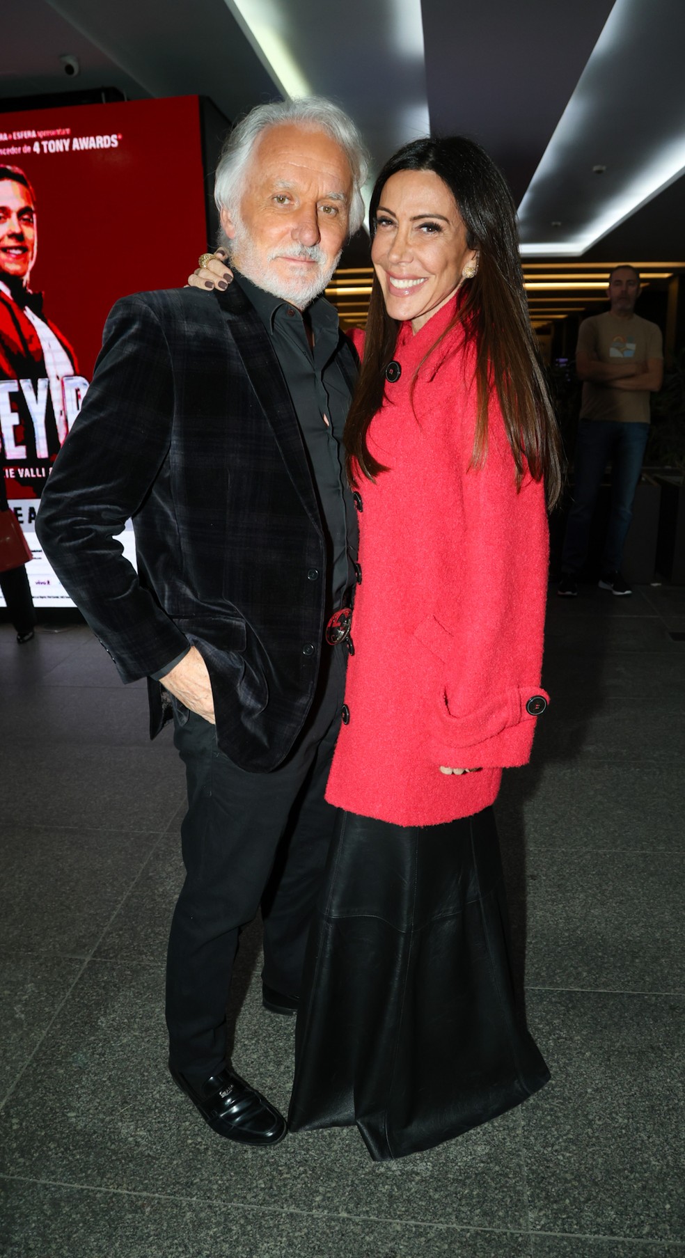 Sandra Annenberg e Ernesto Paglia curtem noite teatral em São Paulo; fotos