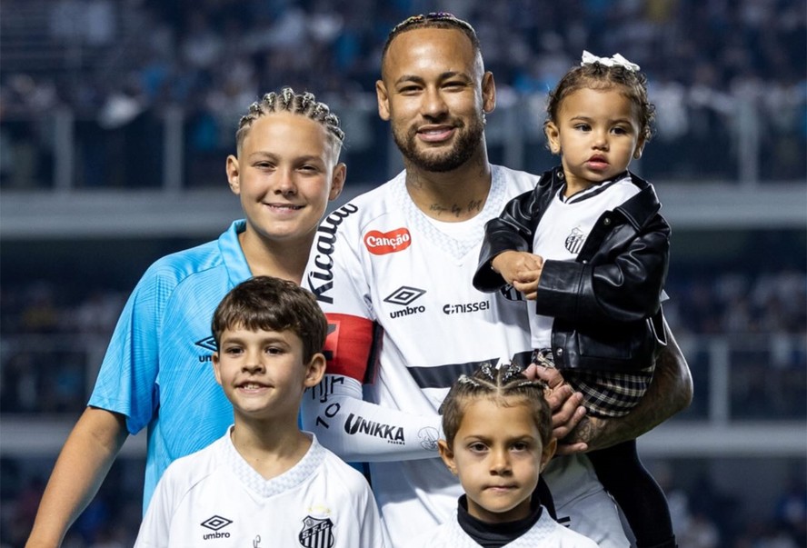 Neymar posa com Davi Lucca, Mavie e filho da ex após vitória do Santos