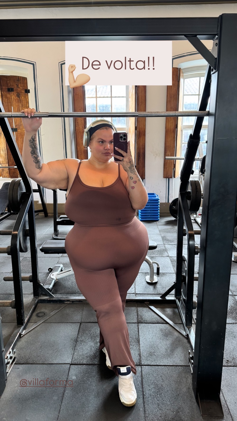 Com 45 kg a menos, Thais Carla posa, de macacão colado, em 1ª ida à ...