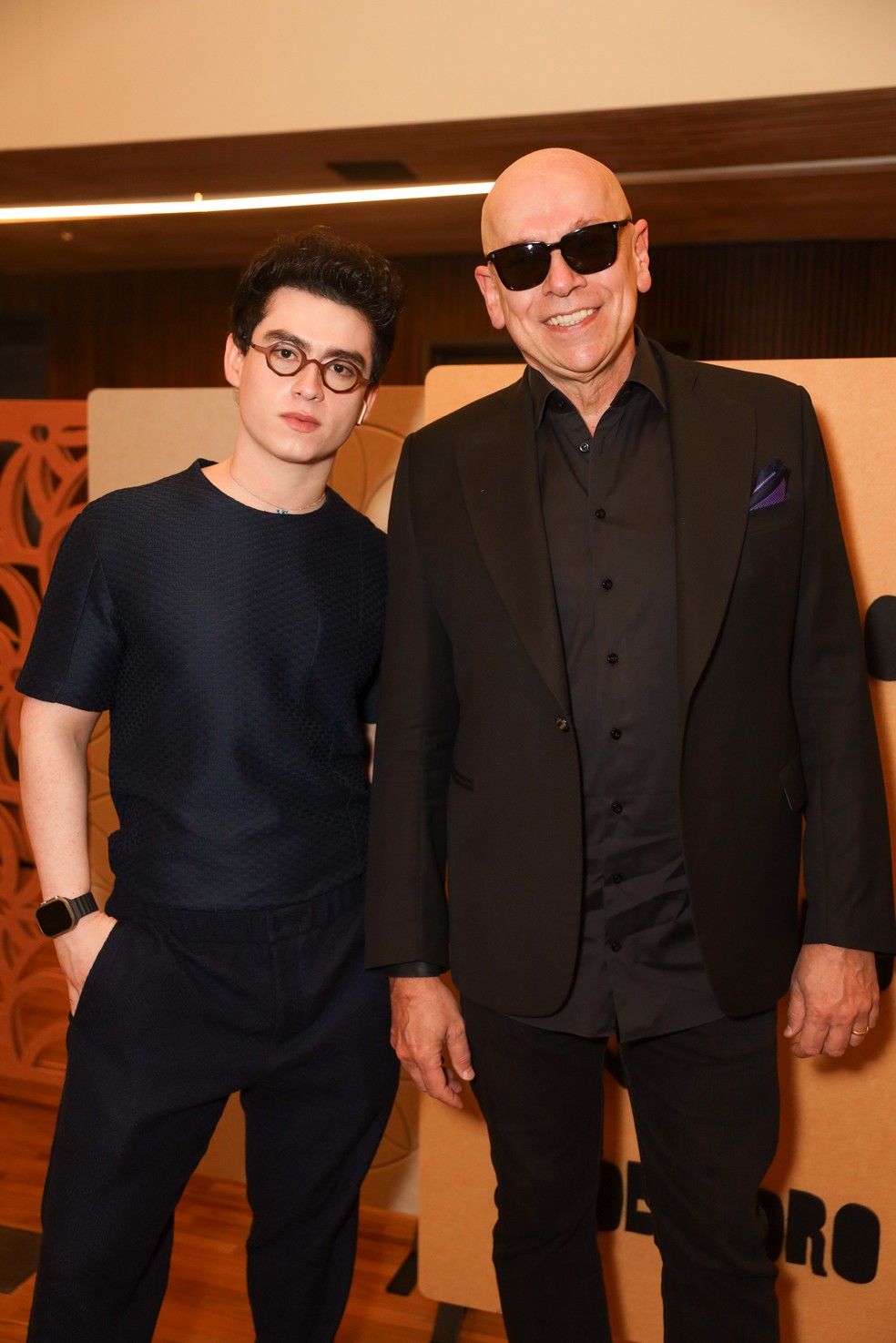 Leandro Karnal faz aparição pública rara com o marido, o cantor Vitor Fadul