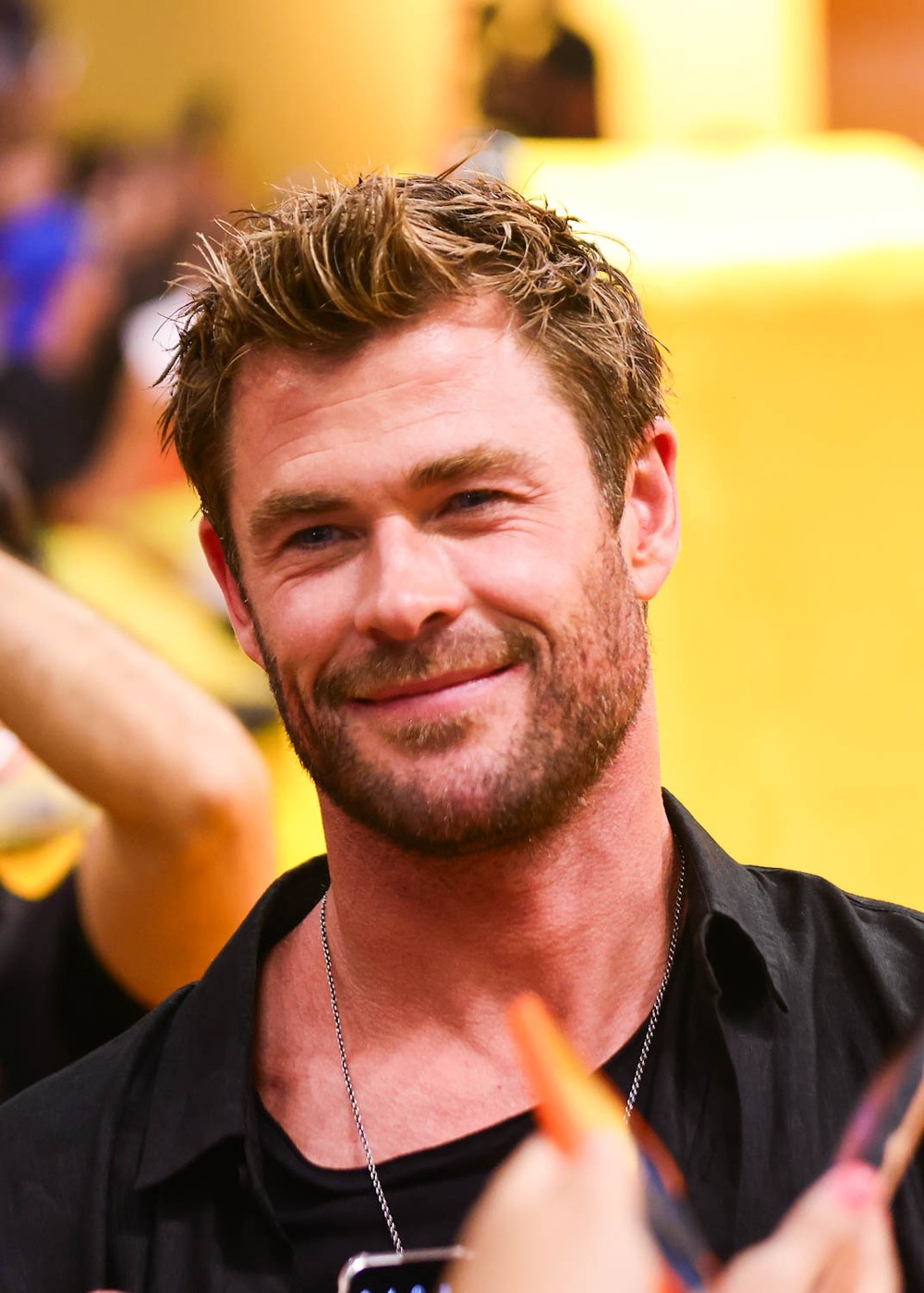 Mr. Simpatia: Chris Hemsworth faz selfies com fãs em meio à multidão na ...