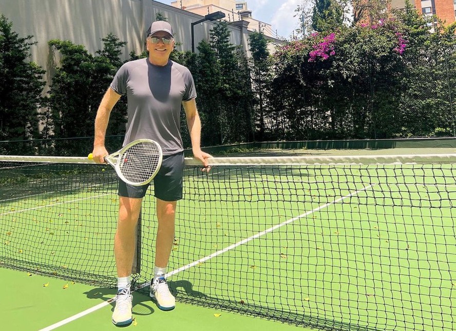 Em tratamento contra câncer na bexiga, Roberto Justus celebra volta ao tênis
