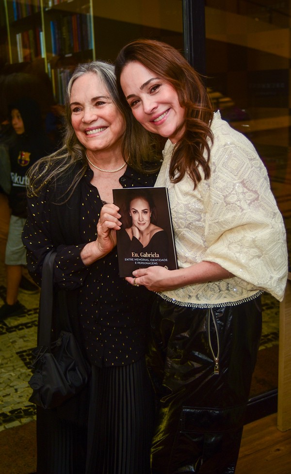 Regina Duarte e Gabriela Duarte se emocionam com dedicatória em ...