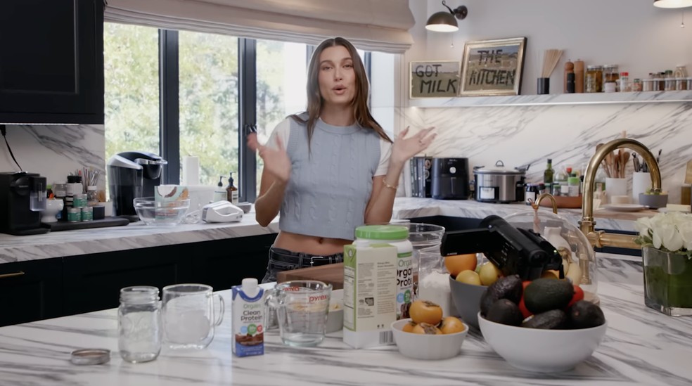 Hailey Bieber mostra sua cozinha luxuosa enquanto prepara café da manhã ...
