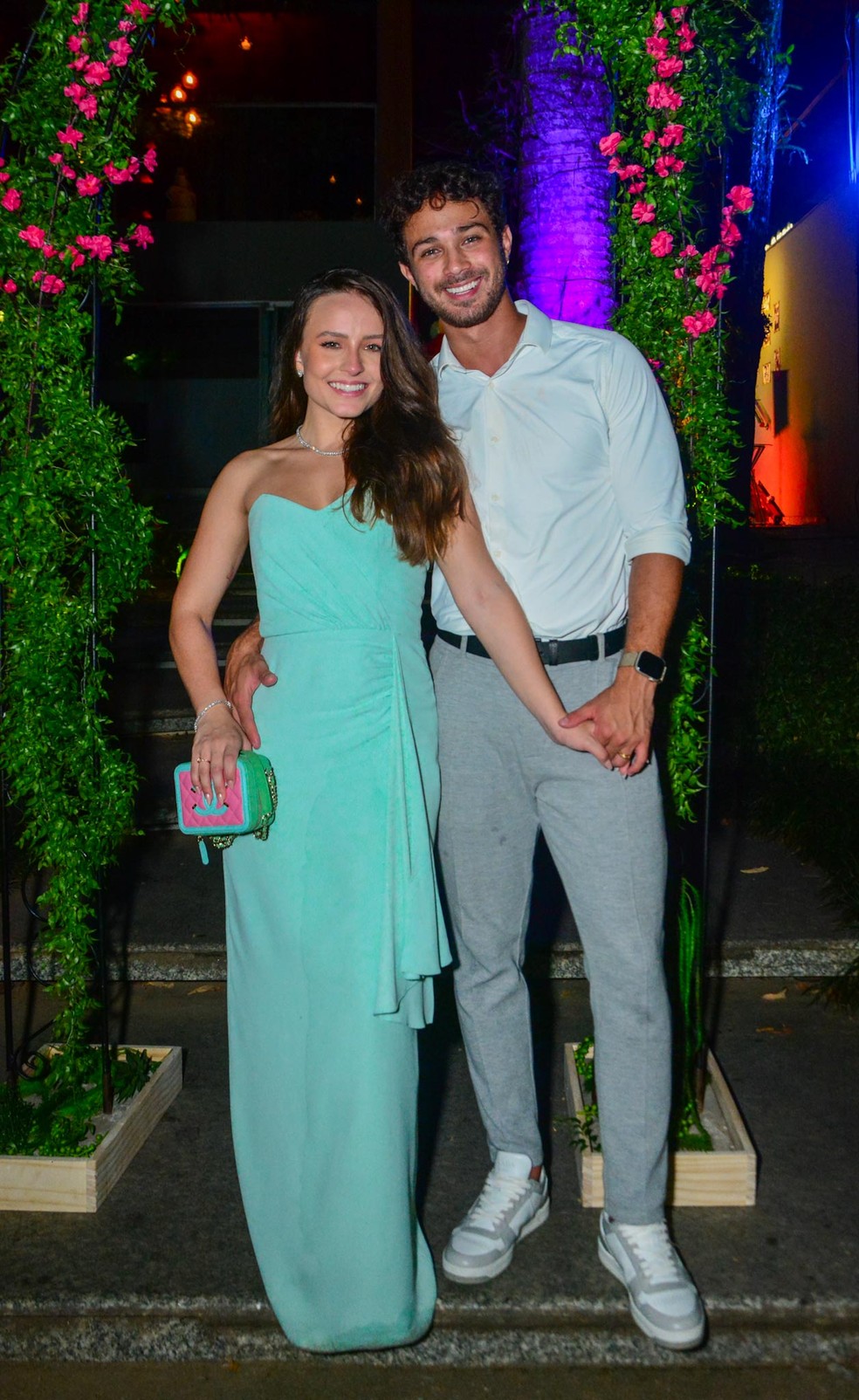 Recém-casados, Larissa Manoela e André Luiz Frambach trocam beijos em casamento de amigos