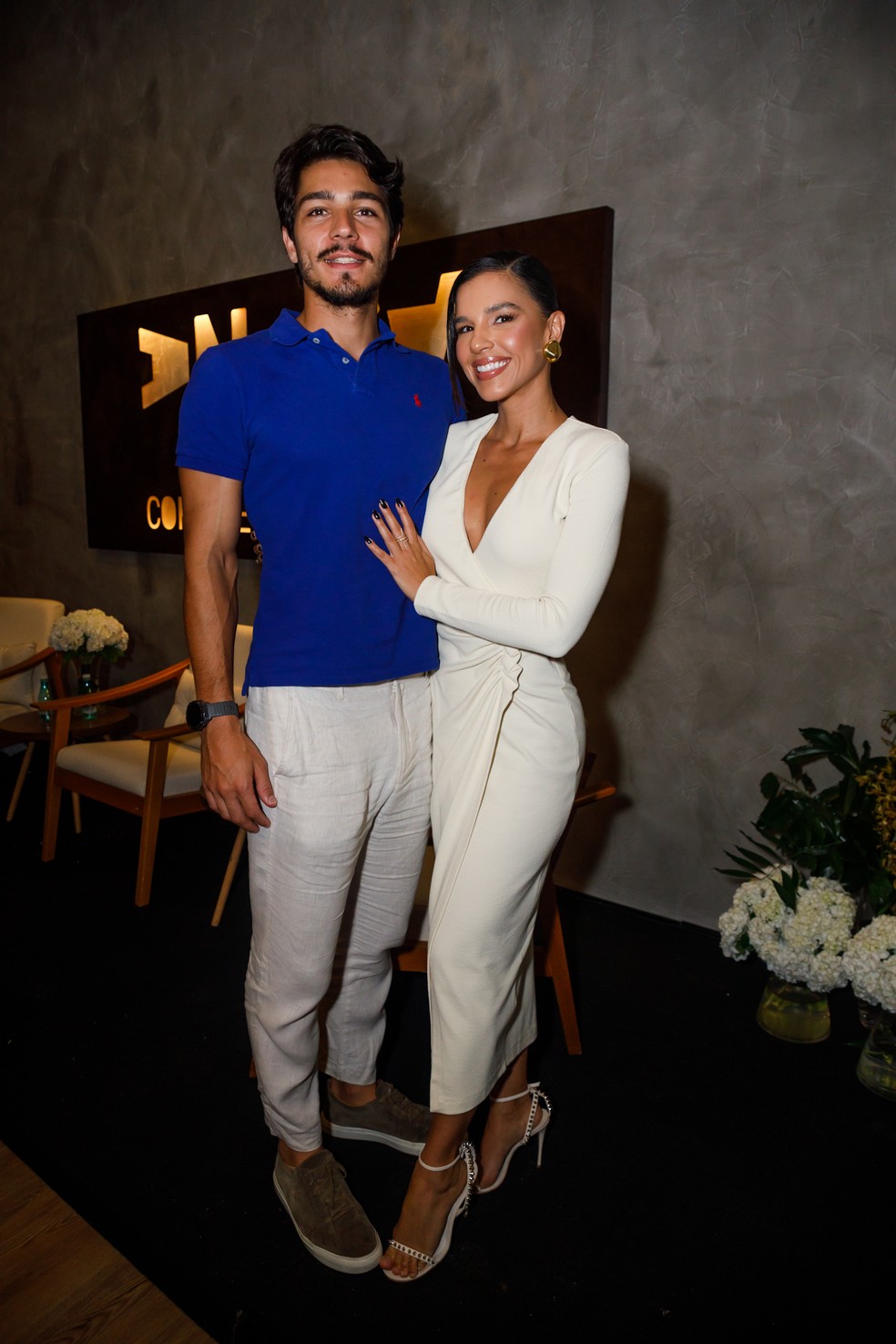 Mariana Rios enche o namorado, João Luis Diniz, de beijos e carinhos em ...