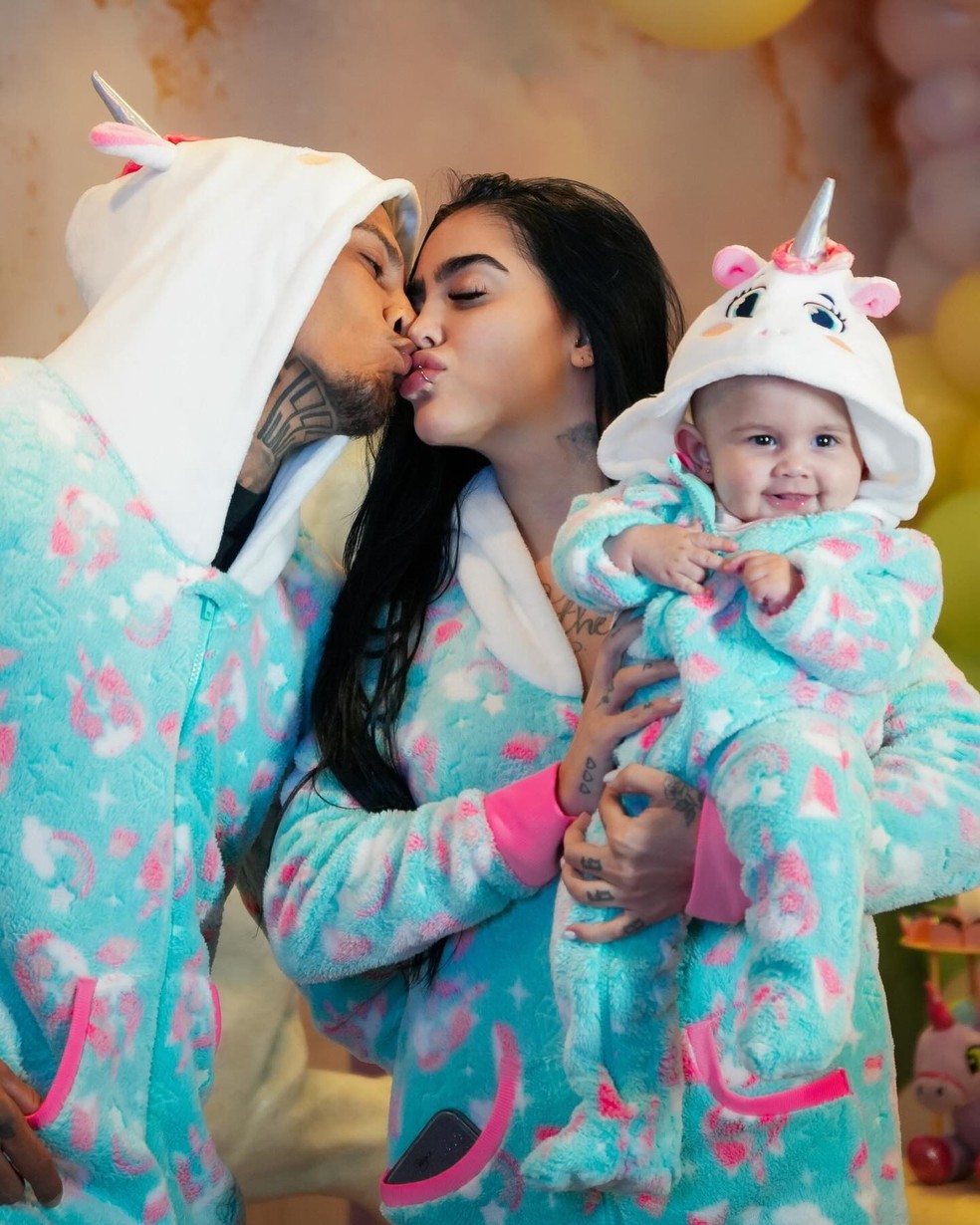 MC Mirella e Dynho Alves combinam looks de unicórnio em festa da filha
