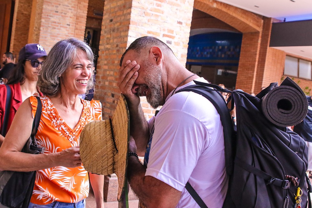 Ex-BBB Vagner anda 180km em peregrinação e chora ao reencontrar família