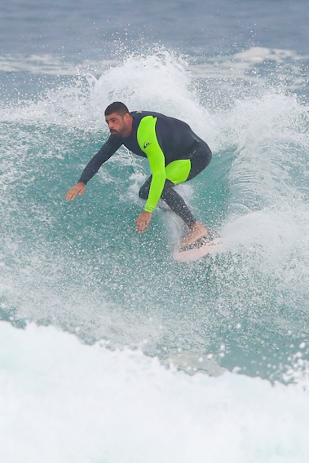 Cauã Reymond se aventura ao praticar surfe tow-in no Rio; fotos