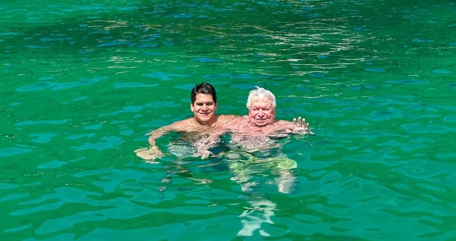 Aos 89 anos, Boni toma banho de mar em Angra dos Reis