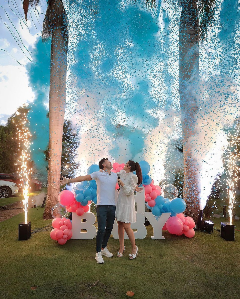 Ex-Miss Brasil Débora Lyra e cantor Gabriel Gava anunciam sexo do ...