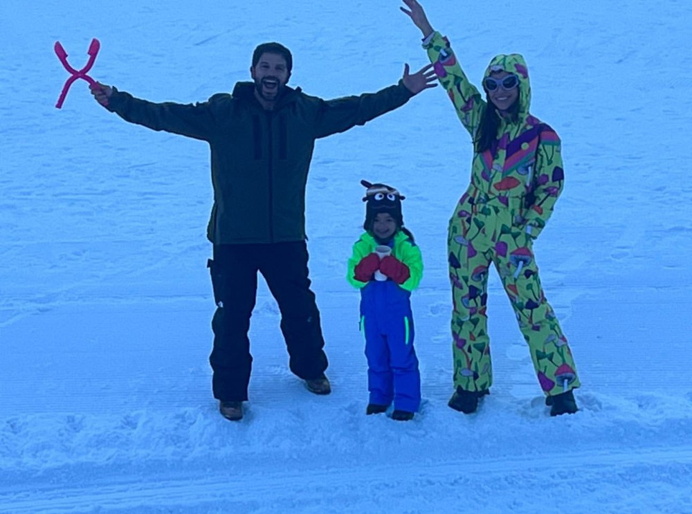 Sabrina Sato dá show de elasticidade ao curtir neve com marido e a ...