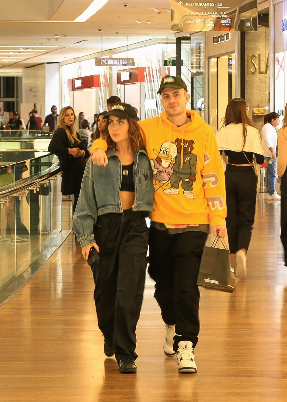 Jade Picon aproveita passeio no shopping na companhia do irmão
