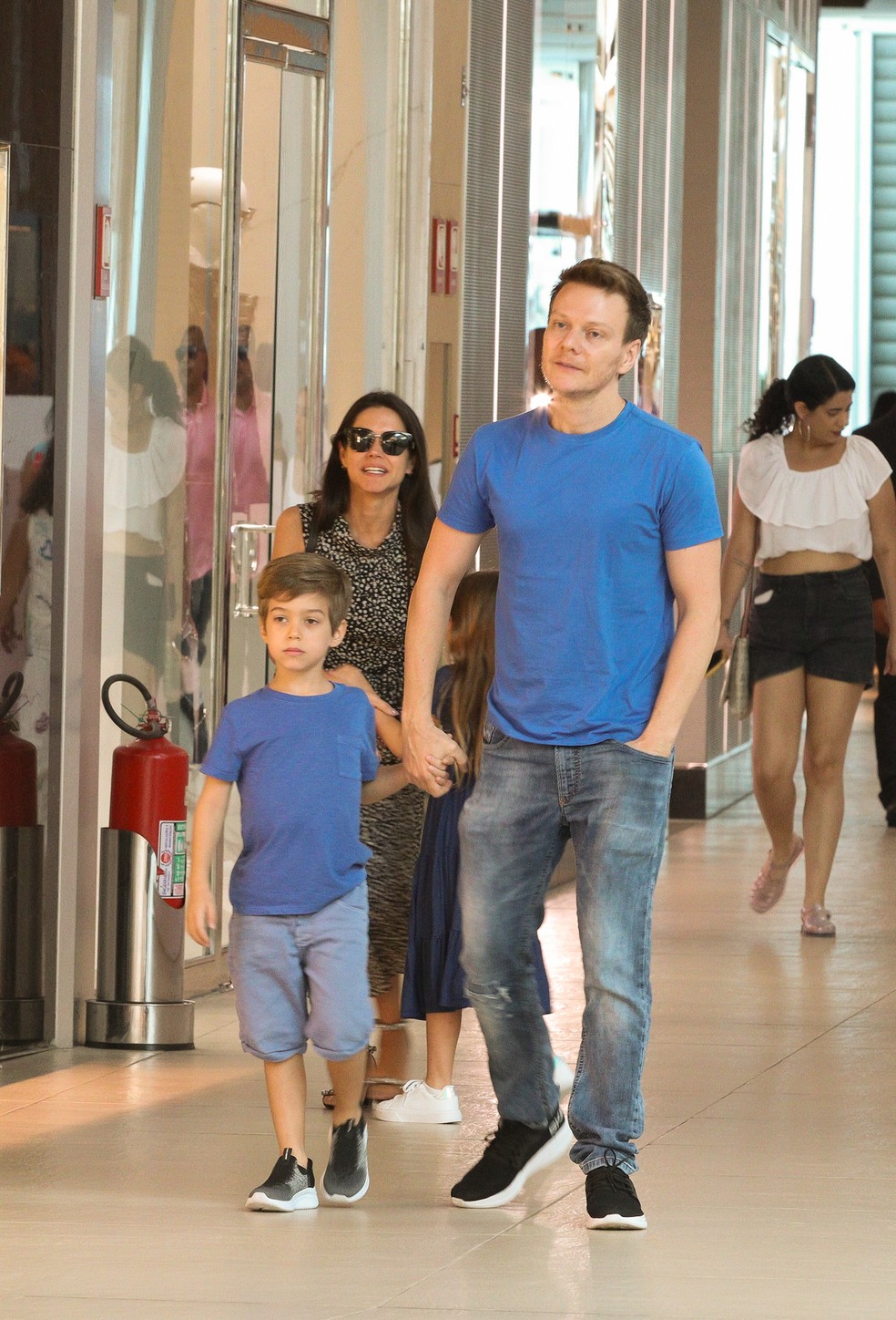 Michel Teló e Thais Fersoza passeiam com os filhos, Melinda e Teodoro