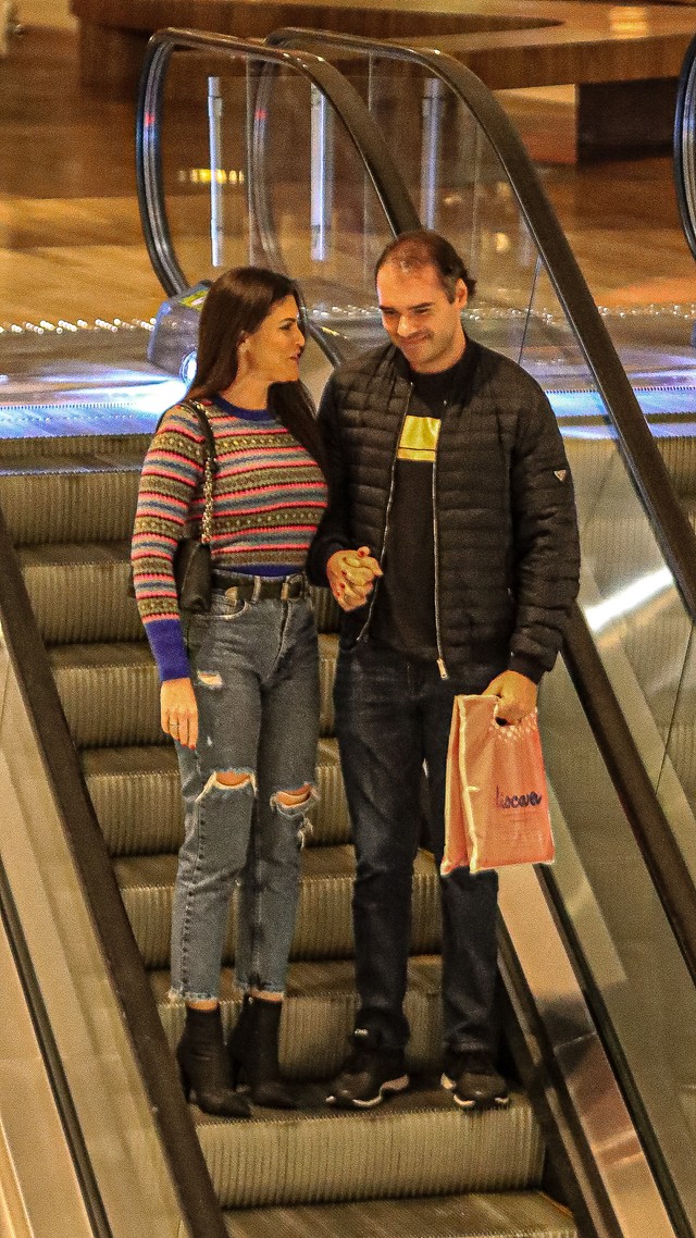 Thor Batista, filho de Eike e Luma de Oliveira, curte jantar com a namorada