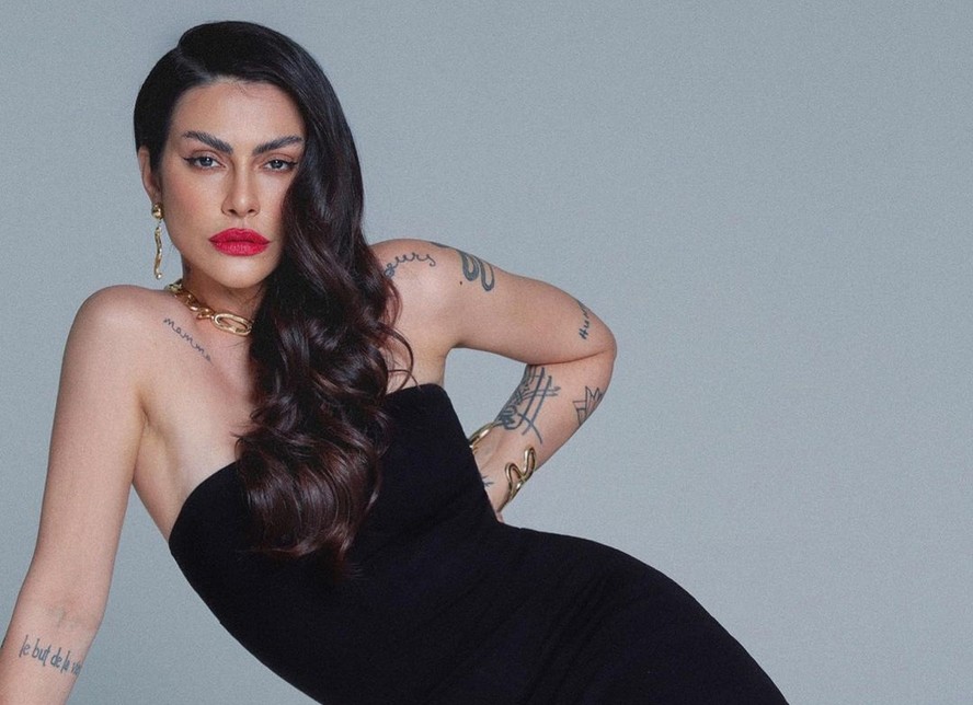 Cleo aparece poderosa em clique, mas avisa: 'Única pose possível. Cansada'