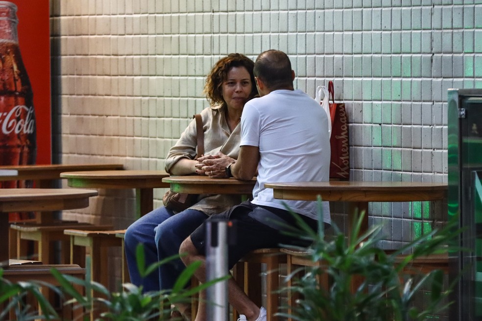 Grávida, Leandra Leal faz rara aparição com o marido em aeroporto do Rio