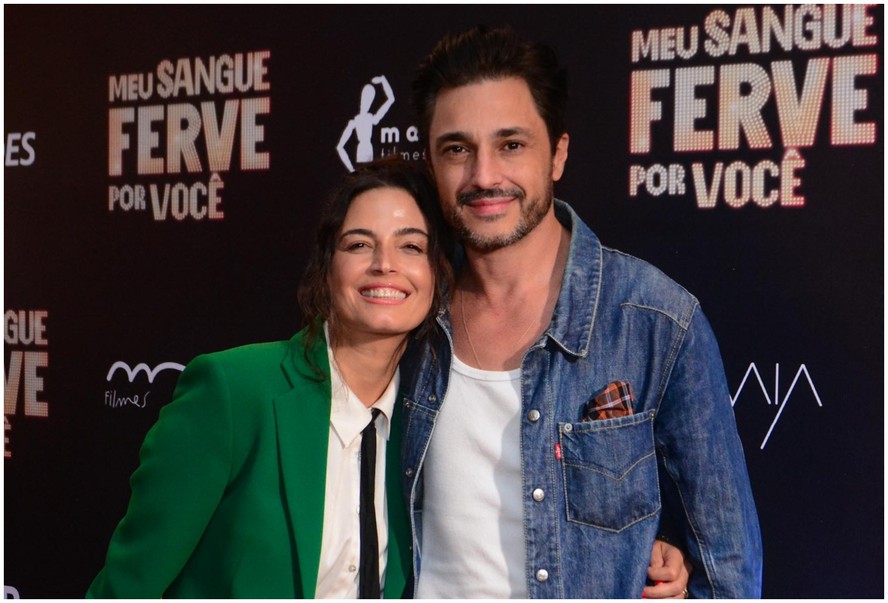 De terninho, Emanuelle Araújo vai com marido a pré-estreia de filme no Rio